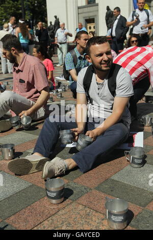 Public activists rattling cups of prisons to parliament, voted to ...