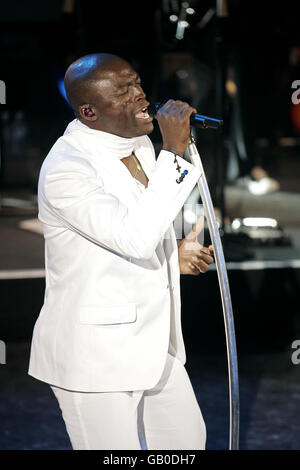 Seal singer on stage sings into microphone with dreadlocks Stock Photo ...
