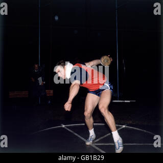 Athletics - Discus. Al Oerter, USA (four time Olympic gold medallist ...