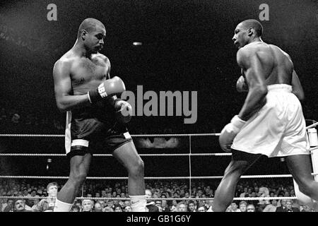 Boxing - WBC Cruiserweight Championship - Johnny Nelson v Carlos De ...