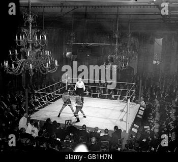Boxing - Featherweight Bout - Howard Winstone v Phil Lundgren Stock ...
