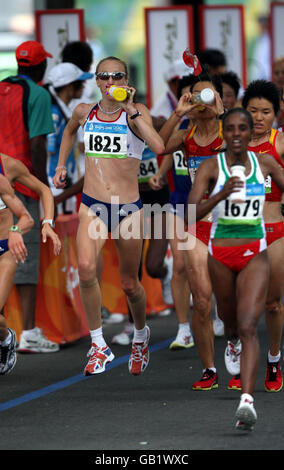 Great Britain's Paula Radcliffe, left, and Geta Wami, of Ethiopia, walk ...