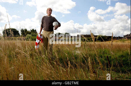 England footballer Alan Ball poses at the Jalisco Stadium in ...