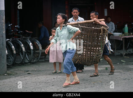Carrying pigs to market - China Stock Photo - Alamy