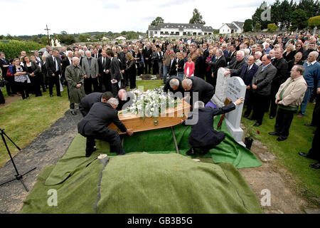 Mourners at the funeral of Irish folk singer Ronnie Drew at the Church ...
