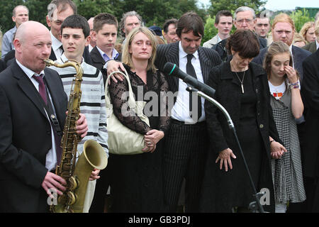 The funeral of Irish folk singer Ronnie Drew at Redford Cemetery Stock ...