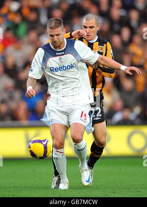 Hull City's Ian Ashbee (left) and Everton's Marouane Fellaini battle ...