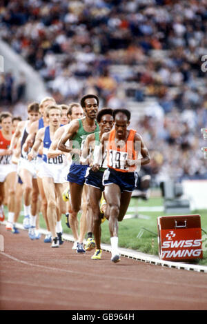 Ethiopia's Miruts Yifter (r) leads from Great Britain's Brendan Foster ...