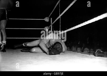 Boxing - Heavyweight Division - Billy Walker v Johnny Prescott - Empire ...