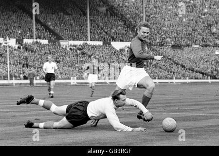 Sweden's Agne Simonsson (r) rounds England goalkeeper Eddie Hopkinson ...