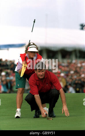 NICK FALDO & CADDY FANNY BRITISH OPEN 1995 ST. ANDREWS 19 July 1995 ...