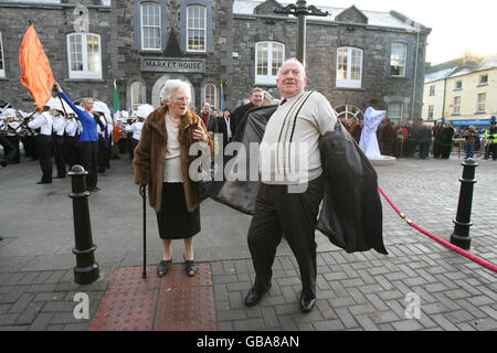 Joe Dolan's brother Paddy and sister Dymphna entertain the crowds in ...