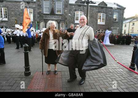 Joe Dolan's brother Paddy and sister Dymphna entertain the crowds in ...