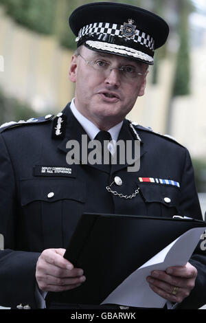 Deputy Metropolitan Police Commissioner Sir Paul Stephenson speaks to ...