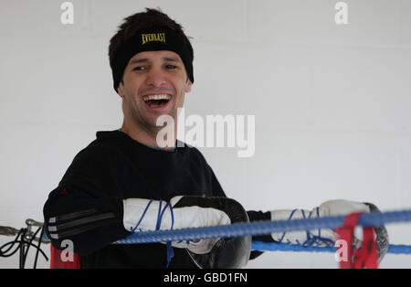 Boxing - Steve Bell Training Session - Arnies Gym. Boxer Steve Bell ...