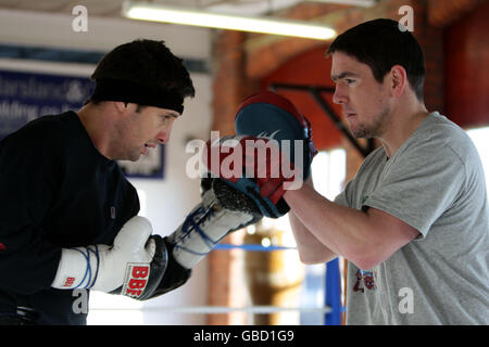 Boxing - Steve Bell Training Session - Arnies Gym. Boxer Steve Bell ...