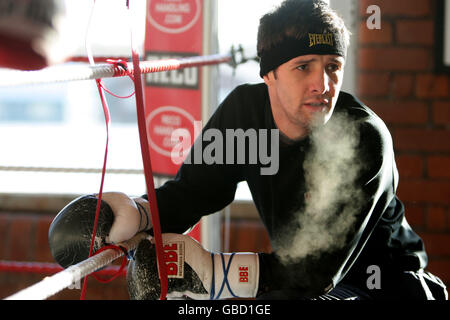 Boxing - Steve Bell Training Session - Arnies Gym. Boxer Steve Bell ...
