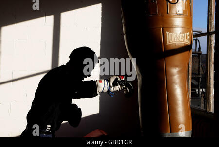 Boxing - Steve Bell Training Session - Arnies Gym. Boxer Steve Bell ...