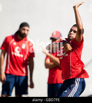 England's Adil Rashid, right, bowls as South Africa's Heinrich Klaasen ...
