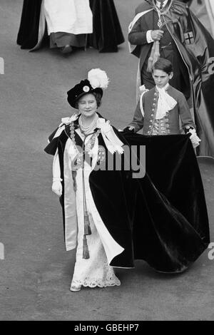 QUEEN MOTHER IN WINDSOR PROCESSION. 15.8.52. PHOTO SHOWS: The Queen ...