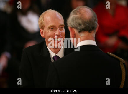 Simon Richardson, the Olympic cycling gold medalist holds his MBE at ...