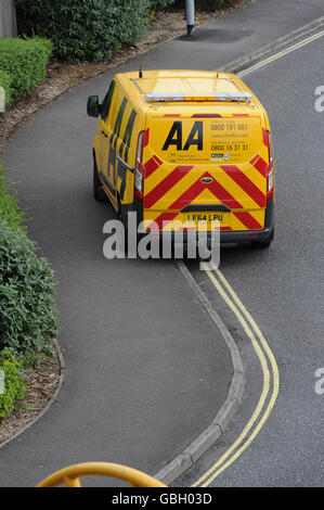 AA breakdown van parked on M25 motorway hard shoulder one mechanic ...