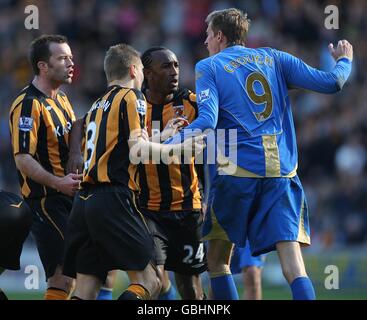 Hull City's Ian Ashbee (left) and Everton's Marouane Fellaini battle ...