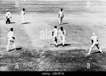 Australia's Peter Philpott (second r) just makes his ground as West ...