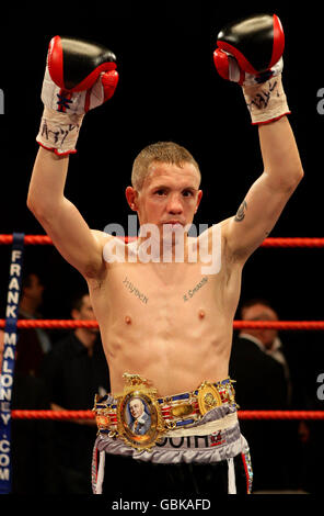 Boxing - England boxer Mark Moran (red Stock Photo - Alamy