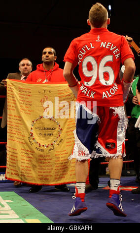 Boxing - England boxer Mark Moran (red Stock Photo - Alamy