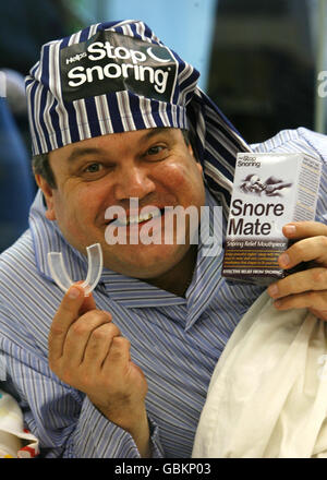 Former EastEnders and Extras star Shaun Williamson sleeps in the shop ...