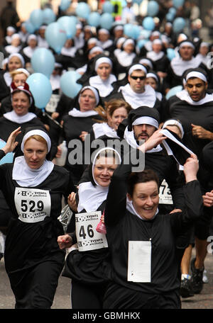Hundreds of runners dressed as nuns set off from the City of London on ...