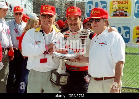 INDYCAR RACING, NAZARETH. NIGEL MANSELL WITH TEAM OWNER PAUL NEWMAN ...