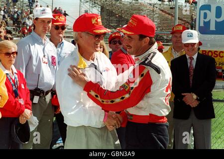 INDYCAR RACING, NAZARETH. NIGEL MANSELL WITH TEAM OWNER PAUL NEWMAN ...