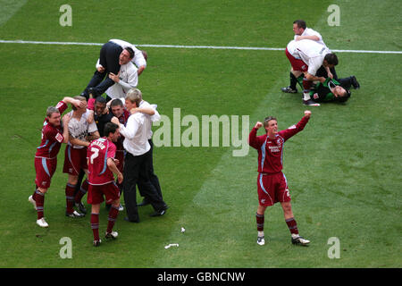 Scunthorpe United players celebrate victory Stock Photo - Alamy