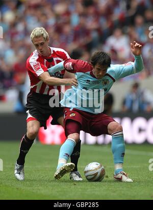 Sheffield United's Matthew Kilgallon and Burnley's Kevin McDonald ...