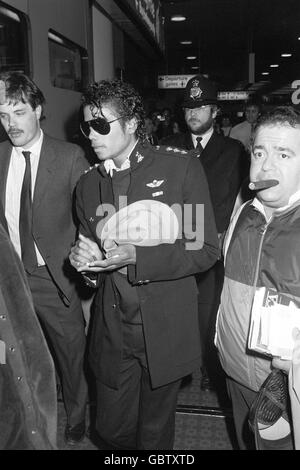 Michael Jackson at heathrow airport Stock Photo - Alamy