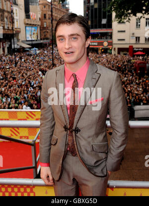 Actor Daniel Radcliffe poses in Beverly Hills, Calif., Thursday, Sept ...