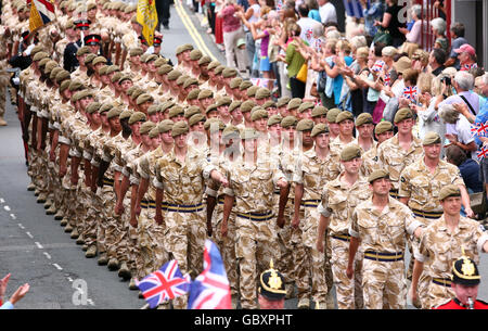 Soldiers from the 1st Battalion, The Princess of Wales Royal Regiment ...