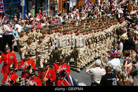 Soldiers from the 1st Battalion, The Princess of Wales Royal Regiment ...