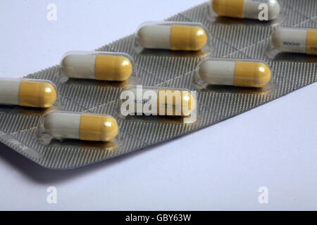 Generic pictures of Tamiflu capsules and packaging Stock Photo - Alamy