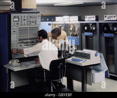 office, computer, electronic data processing at IBM, computer system ...