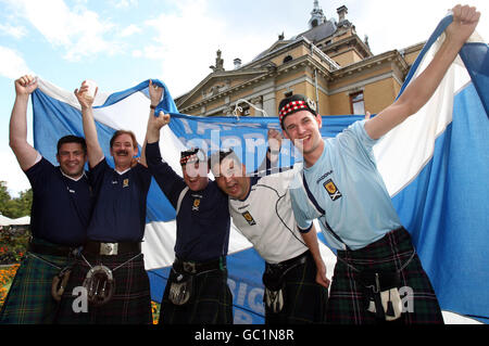 Scotland fans pose in front of The George Washington Statue in Boston ...