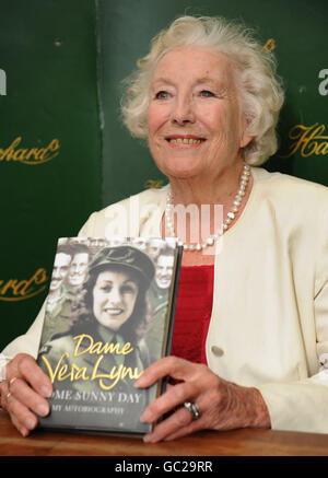 Singer and WWII original forces sweetheart, Dame Vera Lynn meeting fans ...