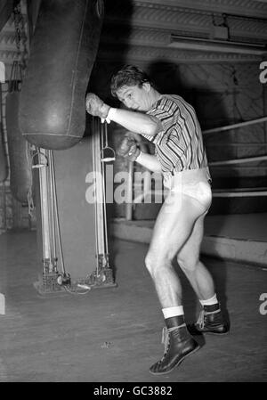 Welterweight boxer Eric Boon training with a punch bag Stock Photo - Alamy