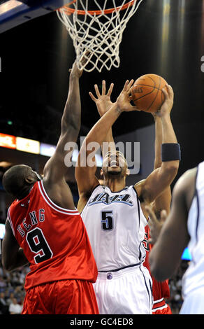 Utah Jazz forward Carlos Boozer shoots a jump shot against the ...