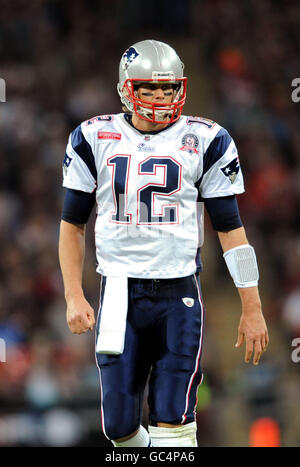 New England Patriots Tom Brady throws a pass against the Pittsburgh ...