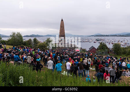 47,4 meter world record bonfire at Slinningen, Ålesund, Norway Stock ...