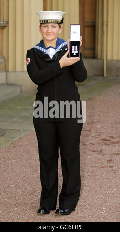 Kate Nesbitt poses with her Military Cross, and members of the Yeoman ...