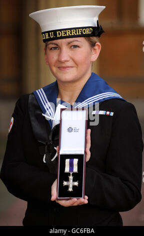 Kate Nesbitt poses with her Military Cross, and members of the Yeoman ...